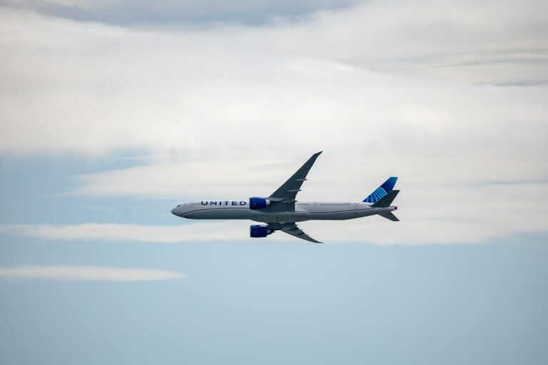 United Airlines Cabin Crew: 2026 Career Path & Salary Guide